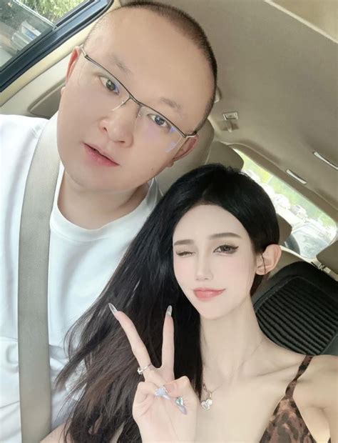Why Do People Edit Their Heads So Small Her Hand Is Literally Twice