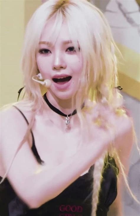 끈 슬립 가슴골 에스파 카리나 예쁜 여자 얼굴 연예인 예쁜 한국 여자