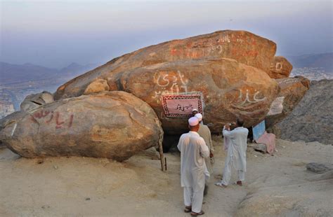 Gua Tsur Saksi Bisu Hijrah Rasulullah Jabal Tsur Mempunyai Sejarah Penting Dalam Perjalanan Dakwah