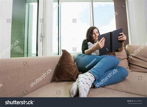 소파에서 책을 읽는 젊은 여자 스톡 사진 281497697 Shutterstock
