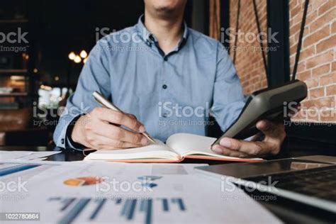 사업 문서와 노트북 노트북 테이블 저축 재정 및 경제 개념에 숫자를 계산 하는 계산기를 사용 하 여 작업 개념에 대한 스톡 사진
