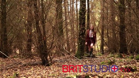 Schoolgirl Uses Shewee To Piss Outside