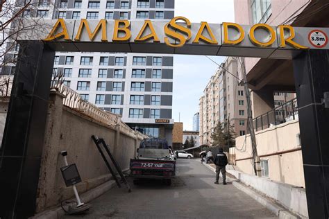 “ambassador” хотхон орчмын гурван байршилд зөвшөөрөлгүй барьсан хашаа хайсыг буулгаж орц гарцыг