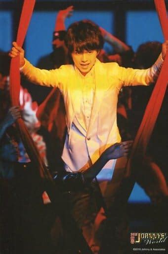 駿河屋 Sexyzone 佐藤勝利 ライブフォト・膝上・衣装白・両手布赤・顔下向き・周りに人・ライト黄・2lサイズ Johnnys