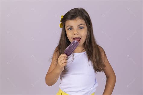 Linda Menina Criança Garotinha Chupando Picolé Sobre Fundo Isolado