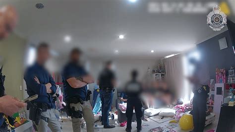 两周内群发170万条诈骗短信！昆州警方突袭民宅，两名中国公民涉案被捕澳洲电信货物