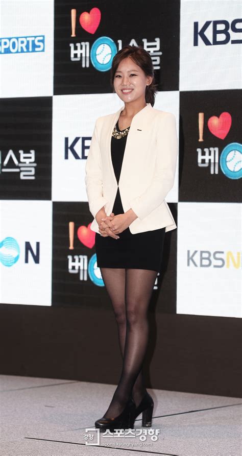 [스포츠경향 포토]포즈 취하는 오효주 아나운서