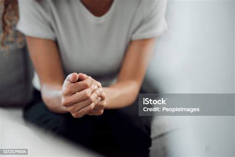 혼자 앉아 그녀의 상담 하는 동안 불안 느낌 인식 할 수없는 여자의 자른 샷 요법에 대한 스톡 사진 및 기타 이미지 요법