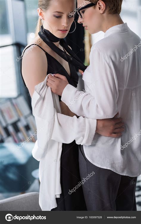 服を脱いでスタイリッシュな若いレズビアンのカップル ストック写真 ArturVerkhovetskiy