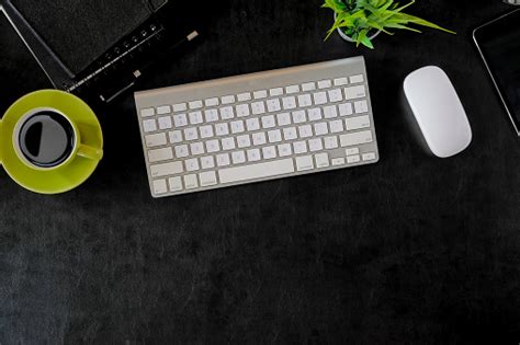 데스크톱 컴퓨터와 사무실 액세서리 로프트 작업 영역 어두운 가죽 최고 보기 및 복사 공간 0명에 대한 스톡 사진 및 기타 이미지 0명 가죽 개념 Istock