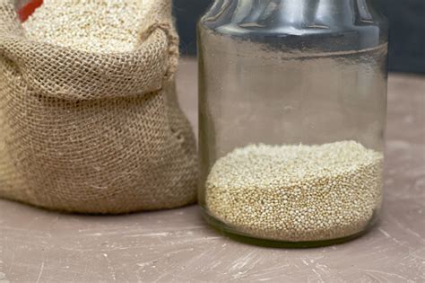 나무 숟가락이있는 퀴노아 시리얼은 캔버스 백과 테이블 위의 유리 병에 채워져 있습니다 0명에 대한 스톡 사진 및 기타 이미지 0명 가방 거친 필름 효과 Istock