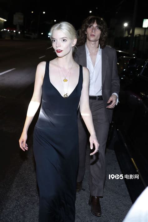 超养眼！安雅·泰勒 乔伊和爱夫参加好友生日派对腾讯新闻