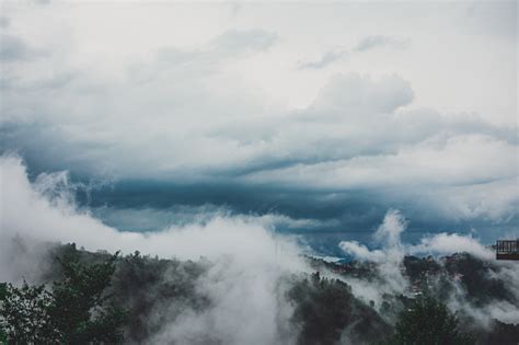 안개 속의 아름다운 산의 전망 비오는 날 심라 언덕의 경치 심라 언덕 역 0명에 대한 스톡 사진 및 기타 이미지 0명