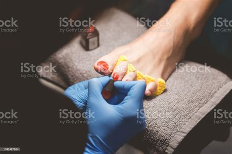 마스터는 클라이언트에 대한 페디큐어를 수행합니다 페디큐어 프로세스 소녀는 발톱을 그립니다 건강관리와 의술에 대한 스톡 사진 및
