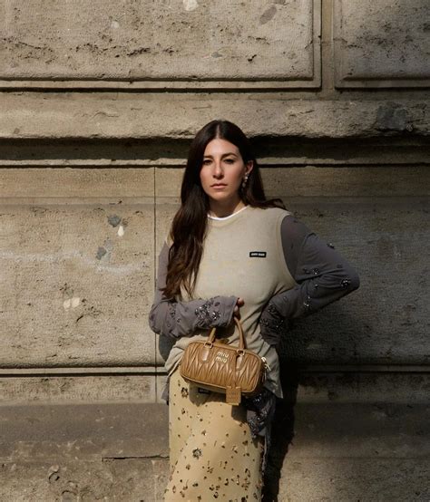 Бренд Miu Miu випустив нову модель сумки Arcadie як її носять інфлюенсери Fashion