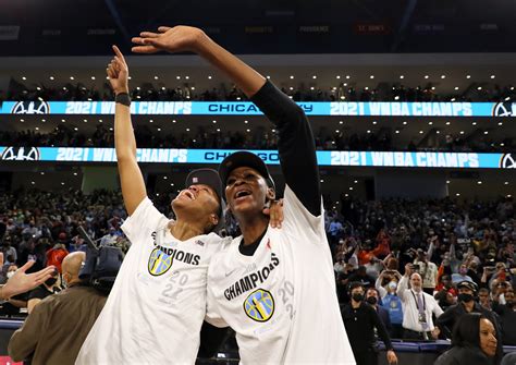Photos Chicago Sky Win Their 1st Wnba Title Chicago Tribune