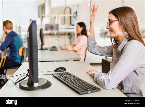 Junge Sitzt Am Schreibtisch Mit Pc Fotos Und Bildmaterial In Hoher