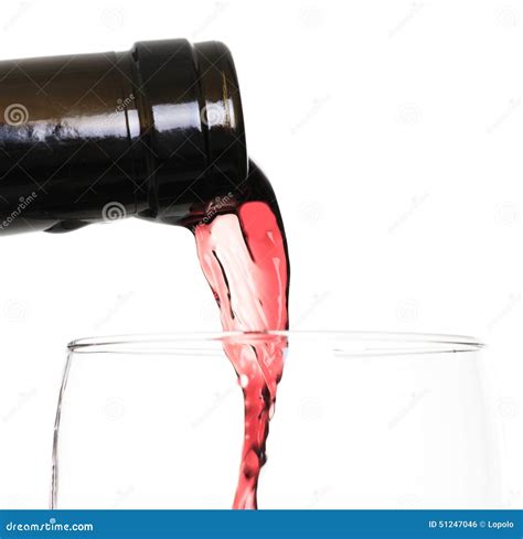 Botella Y Vidrio De Vino Rojo En El Fondo Blanco Foto De Archivo