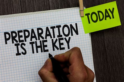 텍스트 준비는 키를 작성 하는 단어 서비스에 대 한 준비 또는 마커 노트북 옷 핀을 들고 남자를 사용 하 여 무언가 만드는