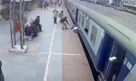 Bihar Rpf Jawan Saves Passenger From Falling Under Train Video Viral