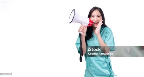 확성기를 들고 흥분된 고통의 아시아 여성이 흰색 배경에 서서 긍정적인 소식을 발표합니다 고립된 복사 공간을 비명을 지르는