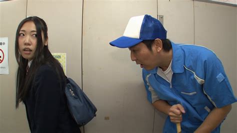 【篠宮ゆり】公衆トイレ清掃員のアルバイト中に思わぬ幸運！冬でも生足のミニスカ女子高生は冷え冷えでおしっこが漏れそう 231995人気av女優