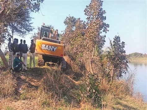 कार्रवाई पॉकलेन से नदी में अवैध उत्खनन कर रहा ऑपरेटर चाभी लेेकर भागा