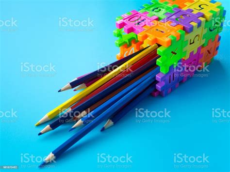 컬러 연필 연필 홀더의 Colorfull에 파란색 배경에 숫자 퍼즐 형태를 확인 합니다 교육의 개념입니다 텍스트 및 콘텐츠를