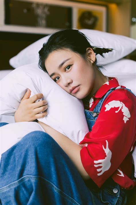 马思纯羊角辫造型俏皮可爱 新剧化身棉被女孩笑容治愈