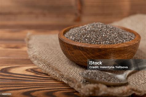 치아씨드를 곁들인 그릇과 숟가락 근접 촬영 슈퍼 푸드 건강에 좋은 음식 다이어트 적절한 영양의 개념 항 산화 텍스트를위한 장소 복사 공간 0명에 대한 스톡 사진 및 기타