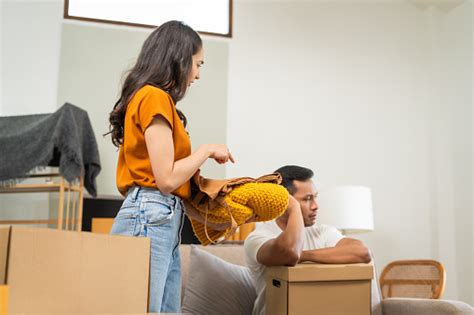 관계 문제를 겪고 있는 젊은 커플 소지품을 모으기 상자에 물건을 포장하기 말다툼을 하기 감정적 좌절감을 표현하기 해결책을 모색하기 긴장된 몸짓 언어를 보여줍니다 25 29