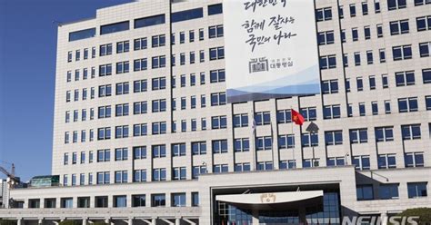 헌재 선고 앞둔 尹·대통령실메시지 자제하며 여론 촉각