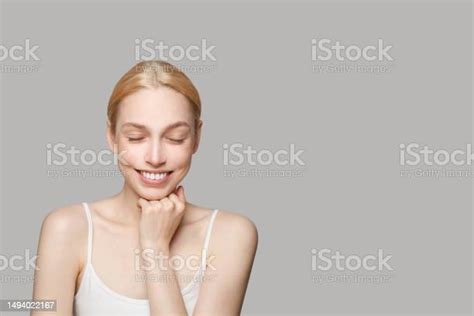 귀여운 미소를 가진 행복한 쾌활한 모델 눈을 감고 포즈를 취하는 신선한 피부를 가진 건강한 여성 페이셜 트리트먼트 스킨케어 미용