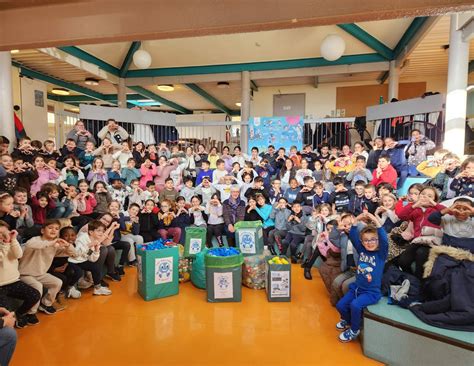 En image Essert Les élèves collectent 60 kilos de bouchons pour la