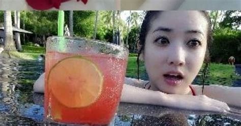 최정원 근황 공개 빨간 비키니 속 뽀얀 피부 눈길