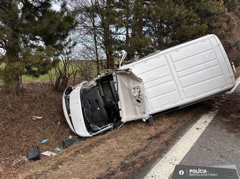 Na Diaľnici D1 Zasahoval Vrtuľník Havaroval Mikrobus Foto Z Miesta