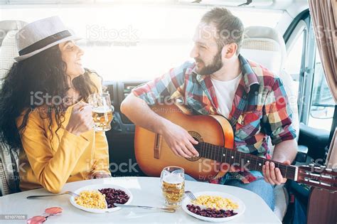 젊은 커플입니다 술마시기 맥주 및 중인 기타 있는 캐러밴 기타 현악기에 대한 스톡 사진 및 기타 이미지 기타 현악기 남자
