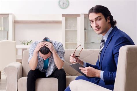 Paciente Masculino Joven Que Discute Con Problema Personal Del Psic