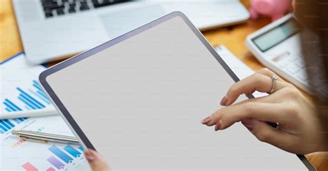 근접 촬영 상위 뷰 사업가 디지털 태블릿을 사용하는 여성 회계사 태블릿 작업 태블릿 빈 화면 모형 배경에 사무용품 사진 Unsplash의 태국 이미지