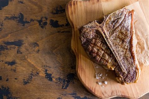 스테이크 T 본 티봉 스테이크 나무 테이블 상단보기의 뼈에 스테이크 텍스트를위한 복사 공간이있는 Steakhouse에 대한 스톡 사진 및 기타 이미지 Istock