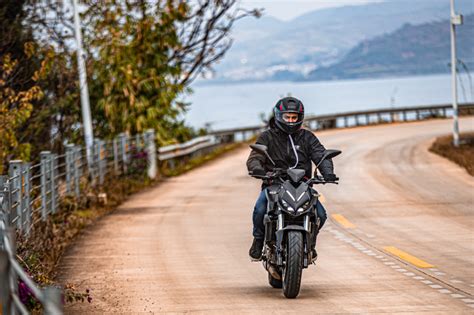 Ήρθε η QJMOTOR SRK 700 Δείτε την τιμή της Zougla