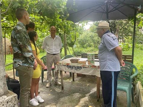 Кметът на Кюстендил раздава череши на възрастни хора в общината