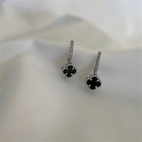 עגילי זהב ואן קליף תלויים עם תלתן Kai Jewelry