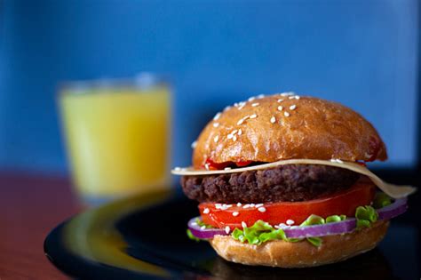 Burger Standar Berair Dengan Patty Daging Sapi Dan Sayuran Segar
