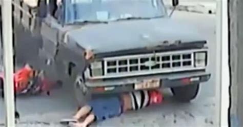 El increíble momento en que un motociclista se salva de milagro de ser arrollado por una