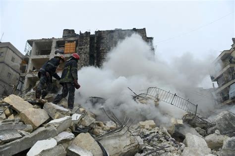 Un puissant séisme fait plus de 1 000 morts en Turquie et en Syrie