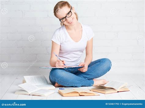Estudiante Feliz Que Prepara La Preparación Preparándose Para Los Wi Del Examen Foto de archivo