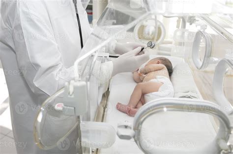 Ein Neugeborenes Baby Liegt In Boxen Im Krankenhaus Ein Kind In Einem