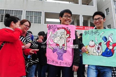 安徽阜阳大学生行为艺术3 15维权打假引围观 人民图片网