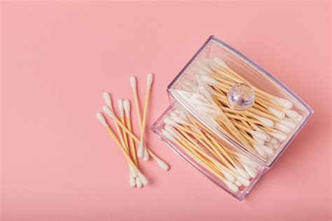 친환경 면봉 분홍색 바탕에 대나무 면봉 플라스틱이 없는 쓰레기 없는 화장품 에코 상품 위생 텍스트를 위한 위치입니다 복사할 장소